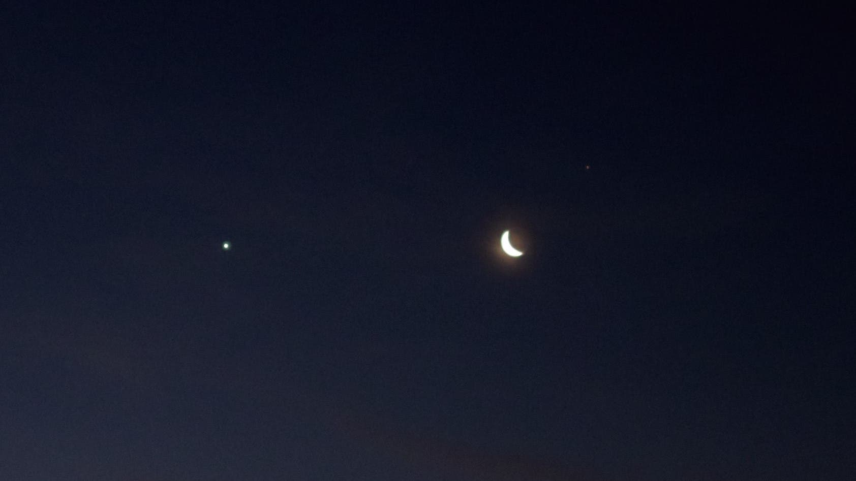 Venus, Mond und Aldebaran mit Halo in der Morgendämmerung - Spektrum der Wissenschaft